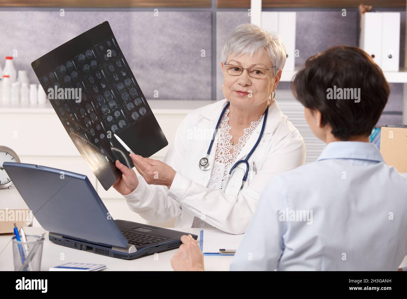 Doctor showing x-ray results to patient Stock Photo - Alamy