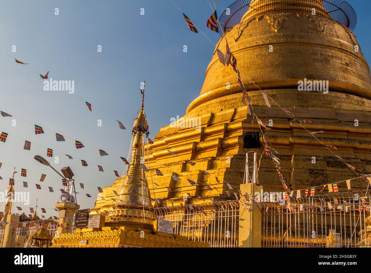 Botataung golden temple stupa hi-res stock photography and images - Alamy