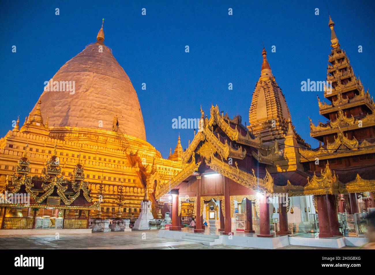 The shwezigon pagoda shwezigon paya hi-res stock photography and images ...