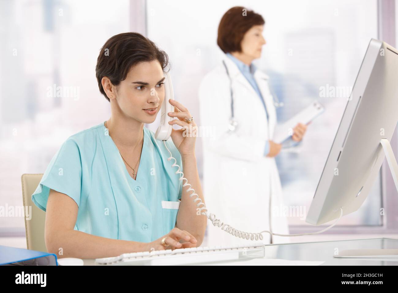 Two doctors on phone hi-res stock photography and images - Alamy