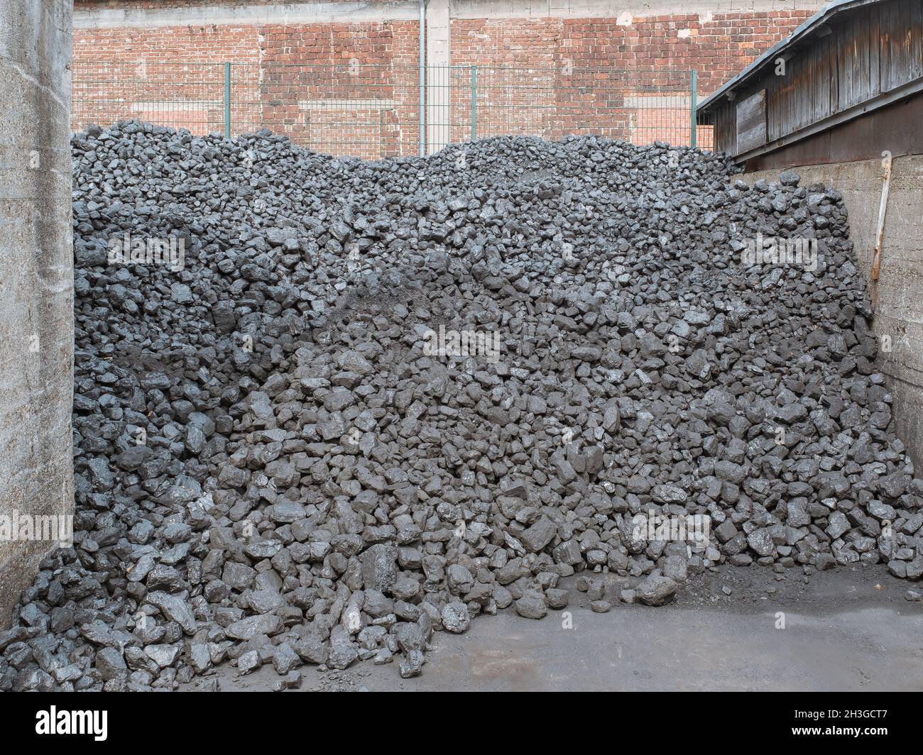 Coal bulk at backyard of industrial site Stock Photo - Alamy