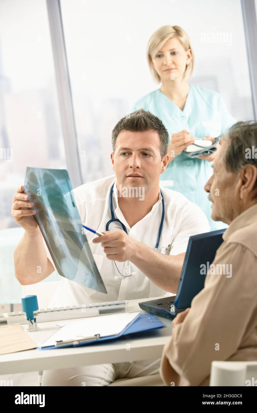 Doctor discussing x-ray image with patient Stock Photo - Alamy