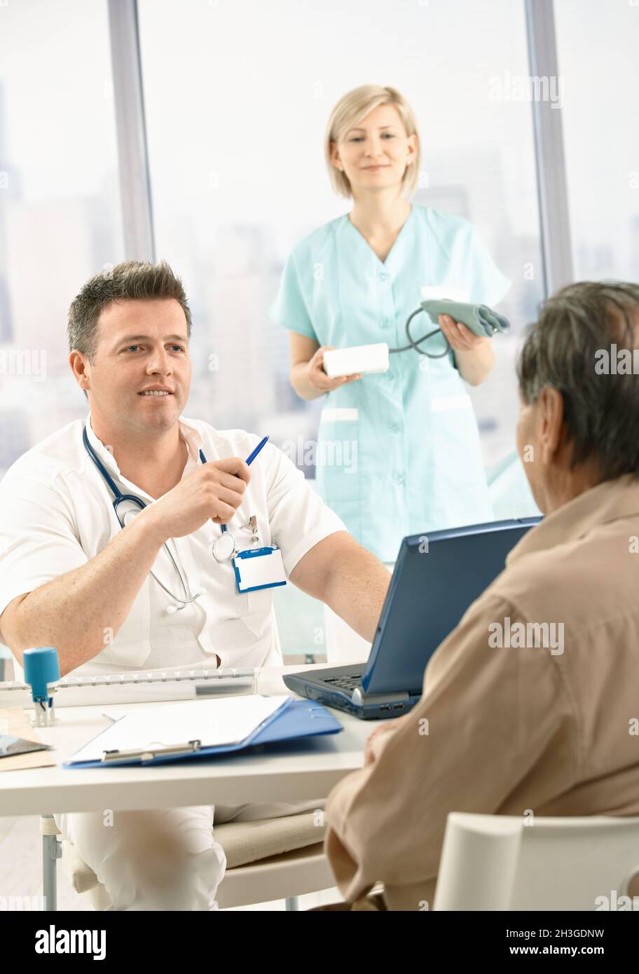 Doctor nurse discussing patient care hi-res stock photography and ...