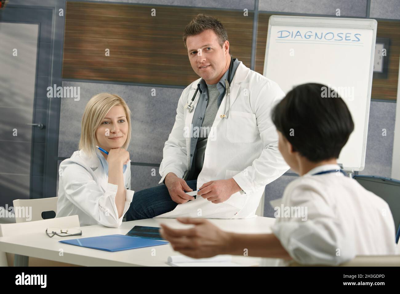 Medical doctors discussing diagnosis Stock Photo - Alamy