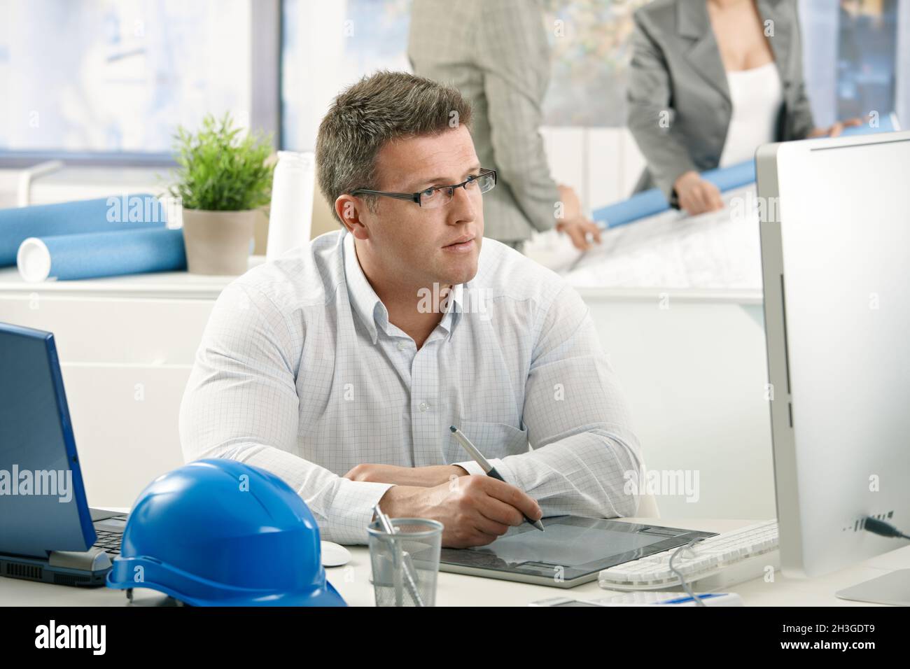 Focusing at work hi-res stock photography and images - Alamy