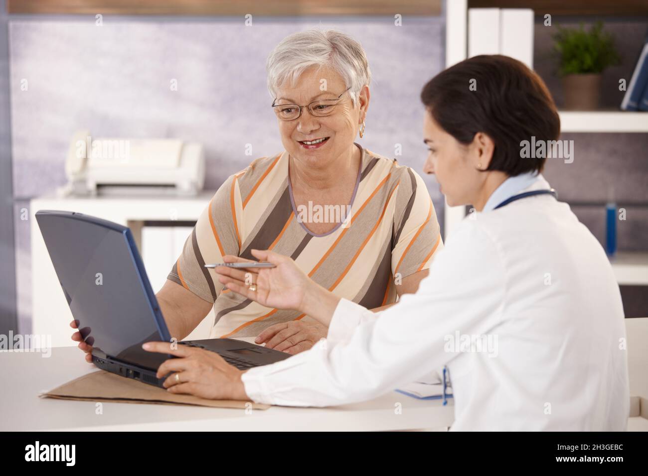 Doctor explaining to patient Stock Photo - Alamy