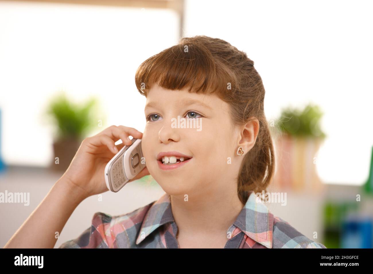 Little girl using cellphone Stock Photo - Alamy