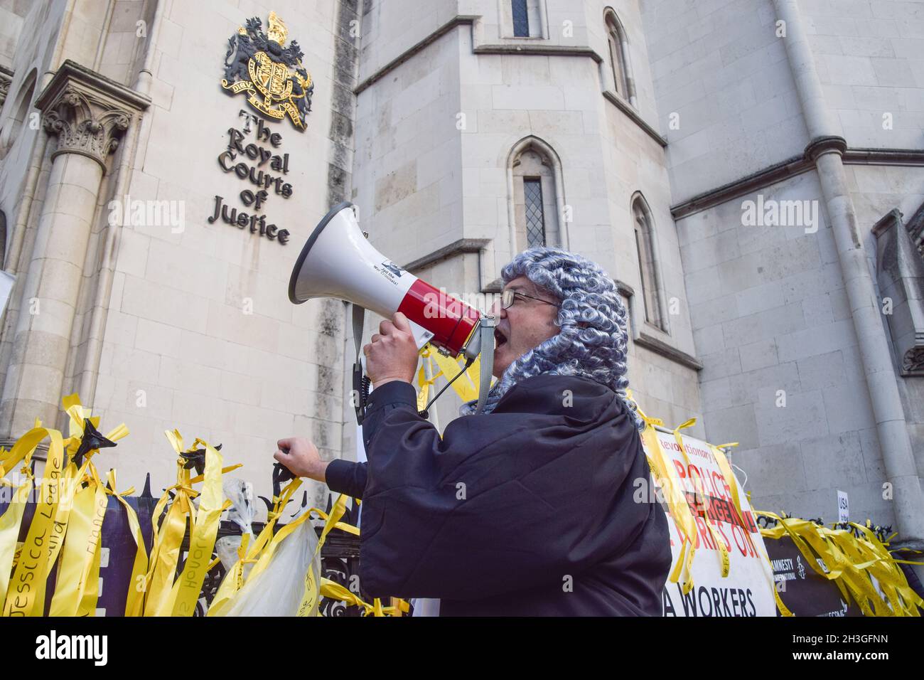 London, UK. 28th Oct, 2021. A protester dressed as a judge chants ...