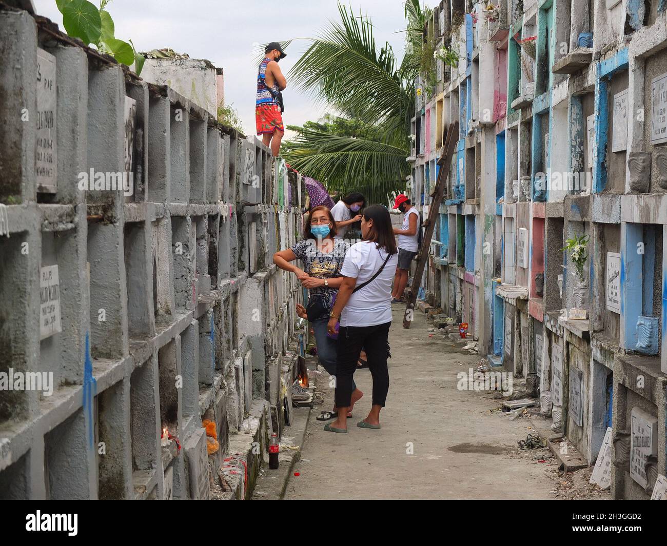 Malabon, Philippines. 28th Oct, 2021. People visiting their departed ...