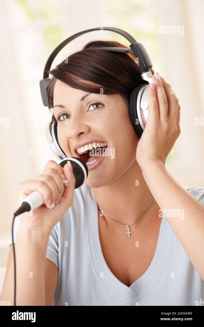 Portrait of singing woman Stock Photo - Alamy