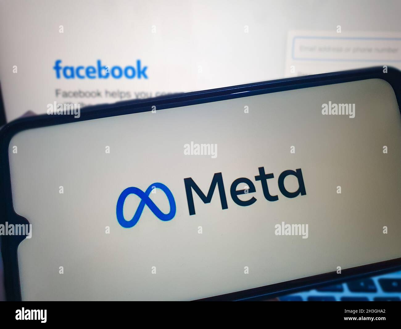 hand holding a mobile phone showing meta logo Stock Photo - Alamy