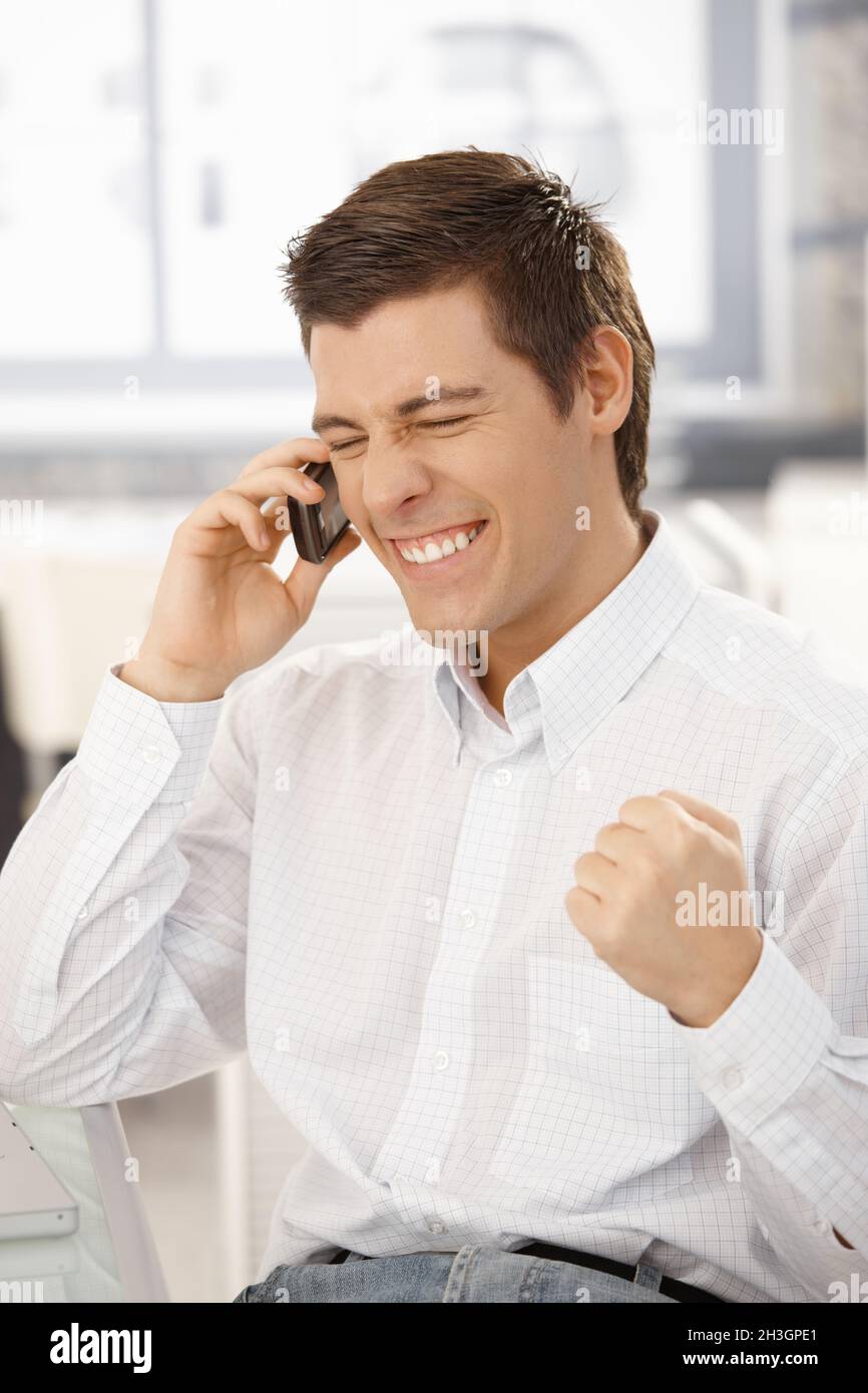 Happy office worker using mobilephone hi-res stock photography and ...