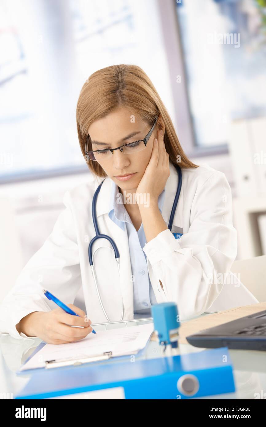 Vertical young female doctor hi-res stock photography and images - Alamy