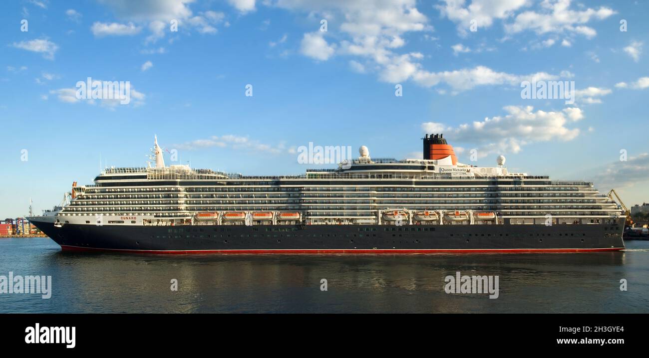 Cruise ship Queen Victoria Stock Photo - Alamy