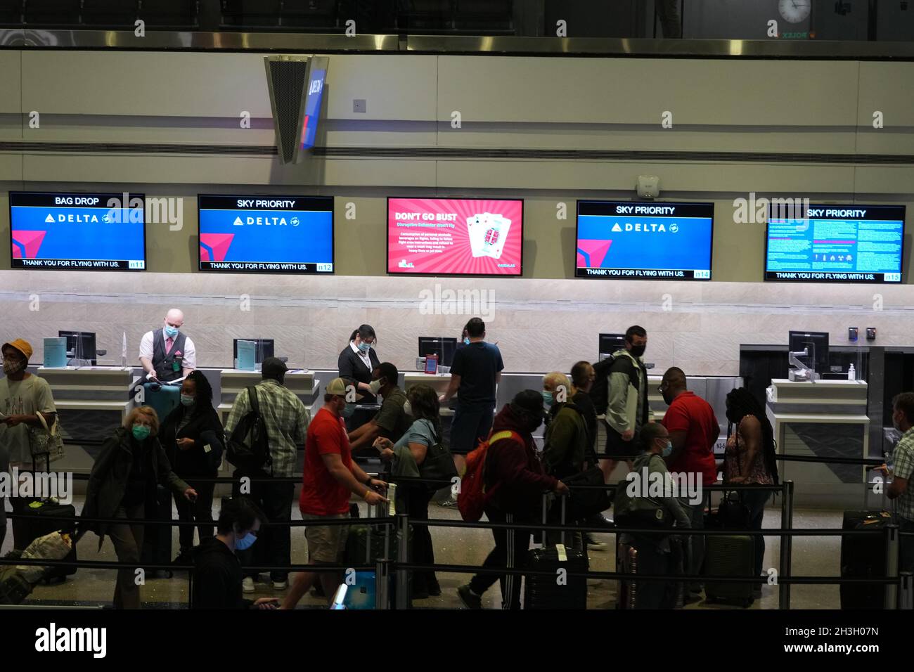 Delta airlines counter High Resolution Stock Photography and Images - Alamy