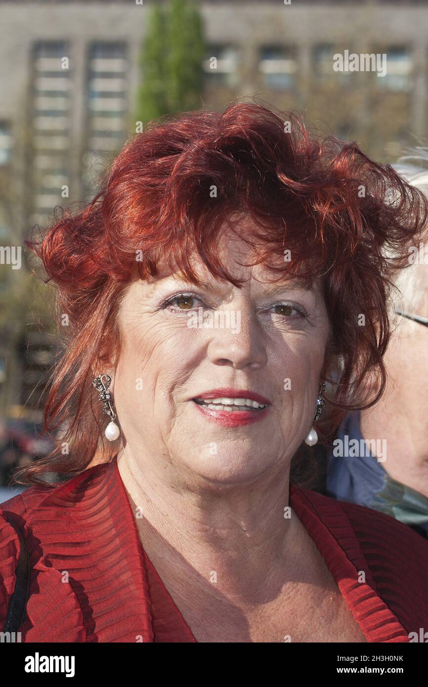 Female television producer hi-res stock photography and images - Alamy