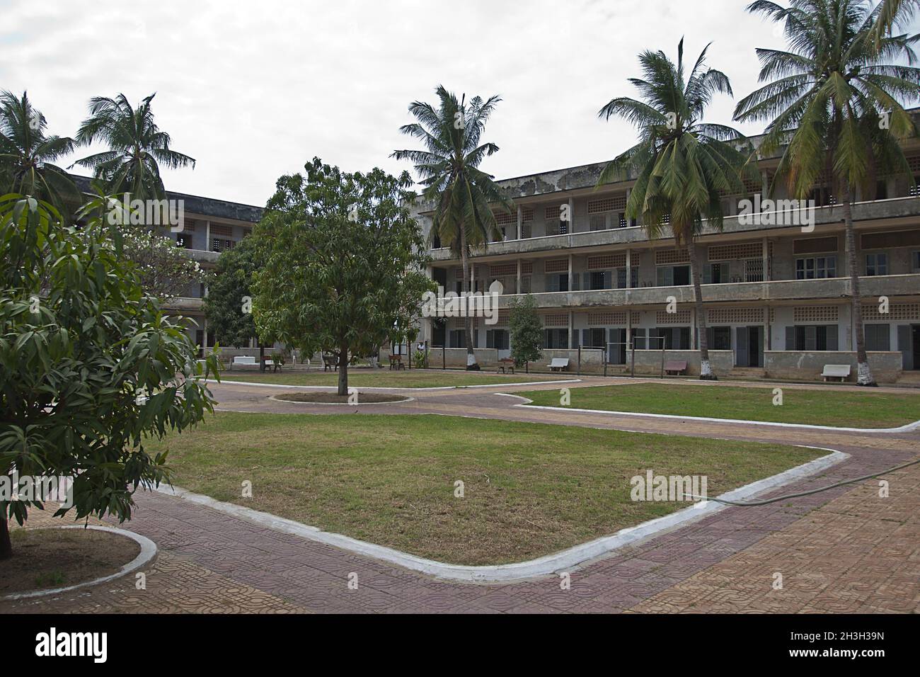 Torture cell tuol sleng museum hi-res stock photography and images - Alamy
