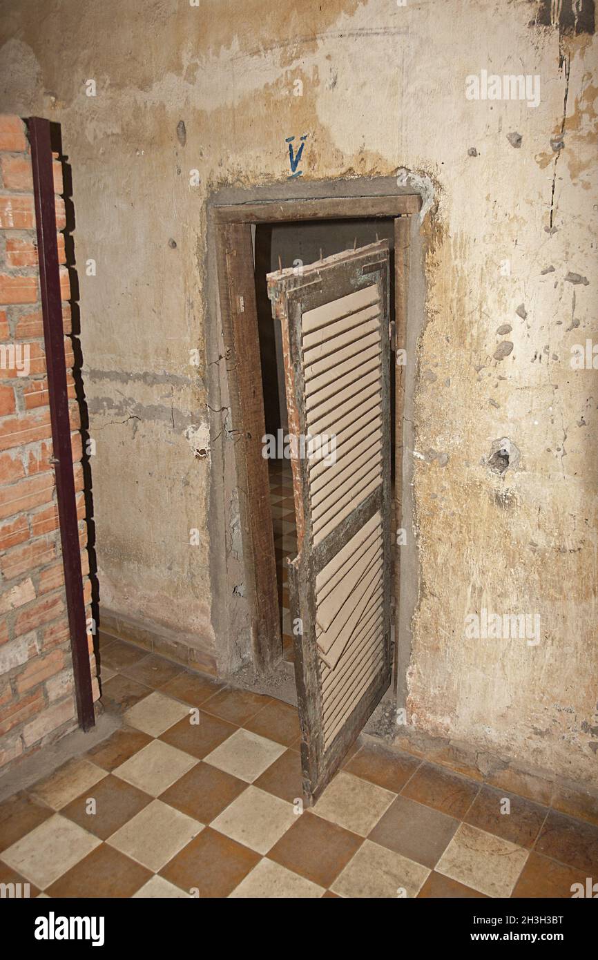 Torture cell tuol sleng museum hi-res stock photography and images - Alamy