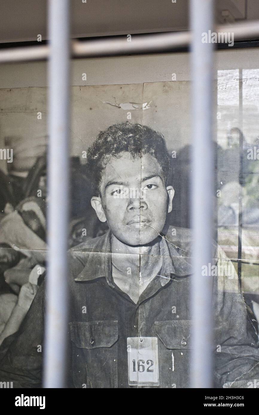 Tuol sleng genocide museum picture hi-res stock photography and images ...