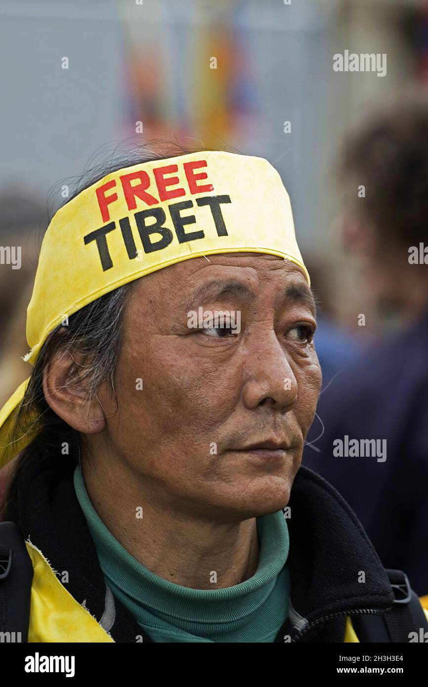 Faces of tibet hi-res stock photography and images - Alamy