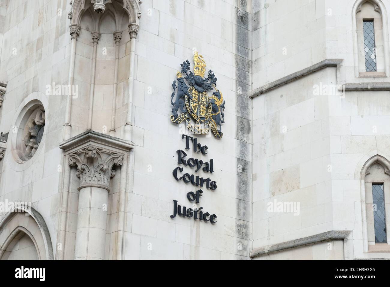 Crest and sign outside the Royal Courts of Justice in the Strand ...