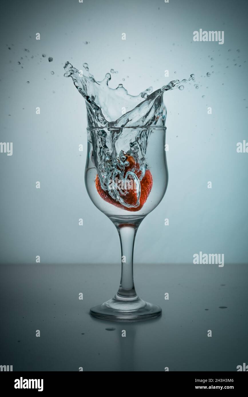 Object dropped water hi-res stock photography and images - Alamy