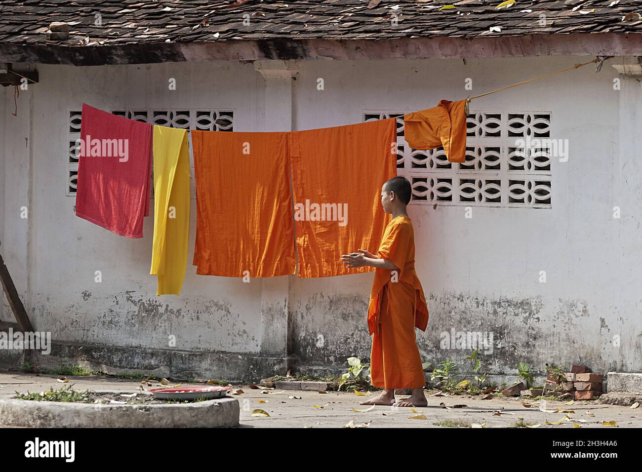 Monk washing clothes hi-res stock photography and images - Alamy