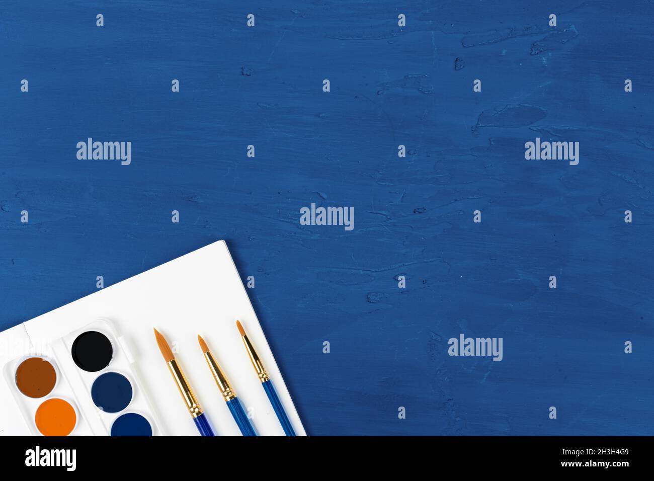 Blue paint brushes on classic blue background, view from above Stock ...