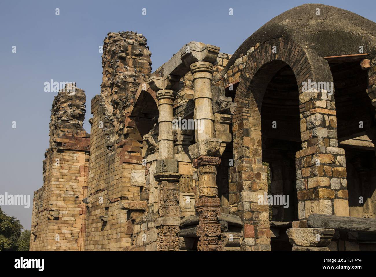 Qutb Minar complex, Delhi Stock Photo - Alamy