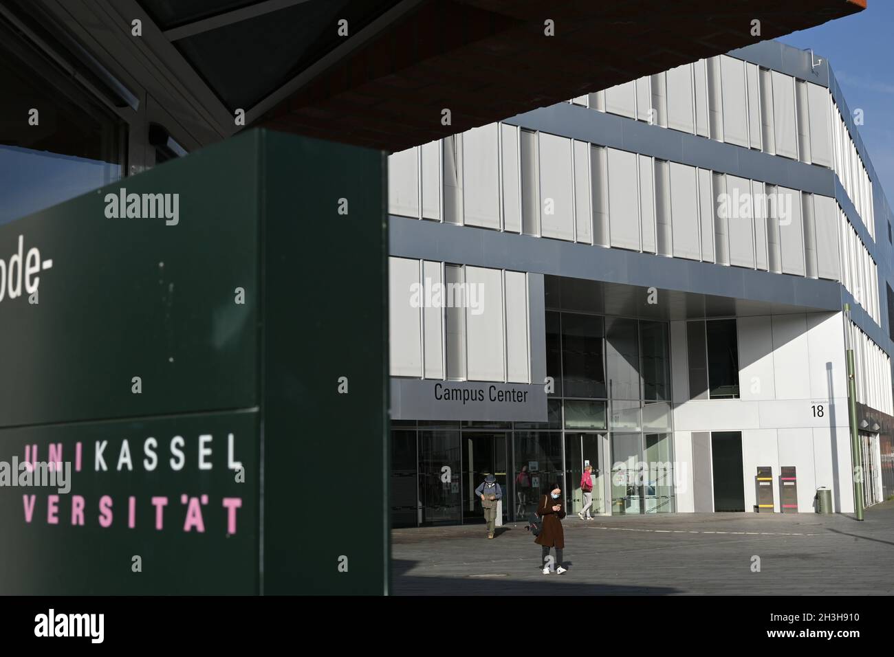 Kassel, Germany. 25th Oct, 2021. Behind the lettering "Universität ...