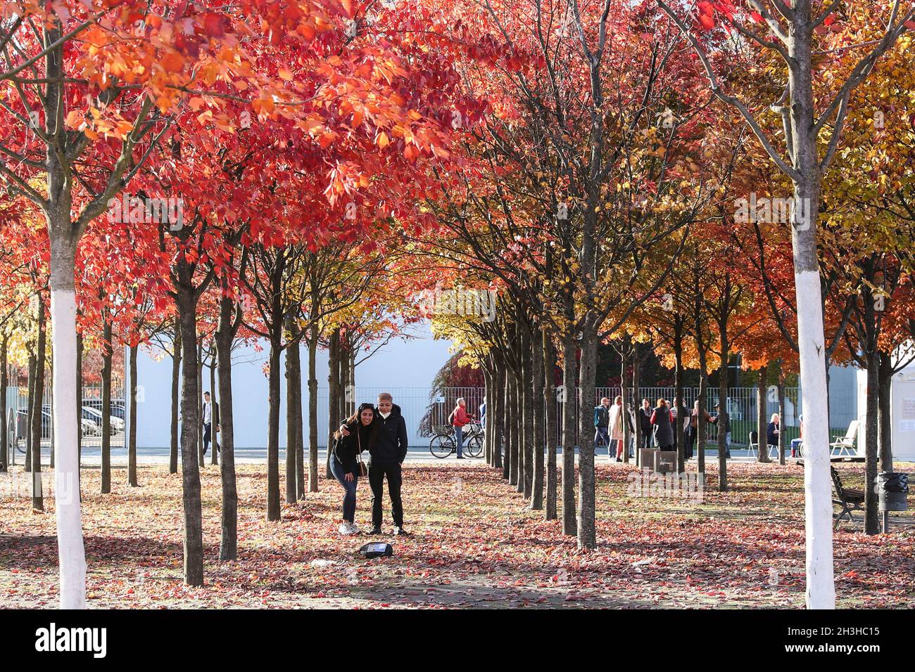 Berlin, Germany. 28th Oct, 2021. People enjoy the autumn scenery in ...