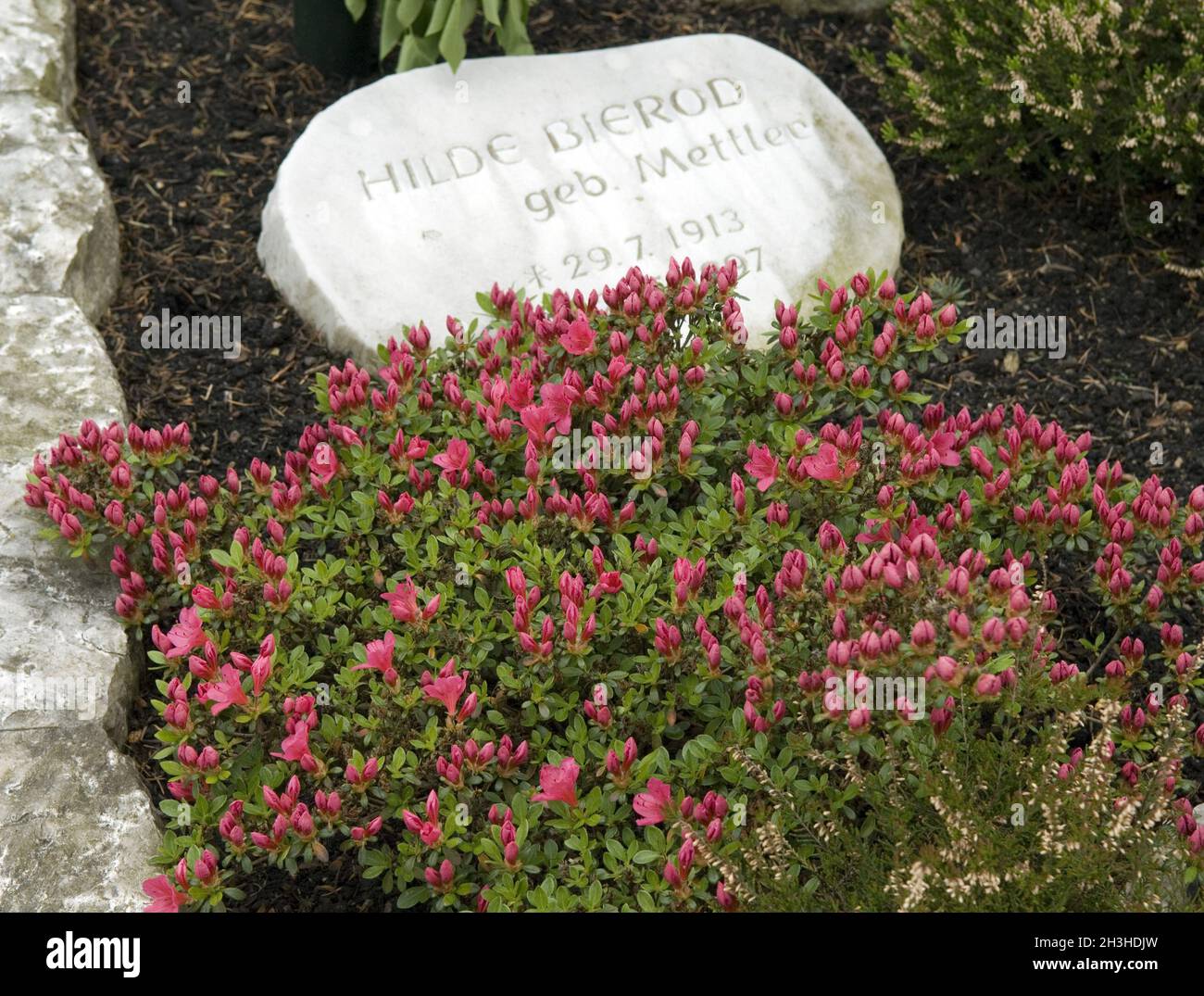 Grave urn hi-res stock photography and images - Alamy