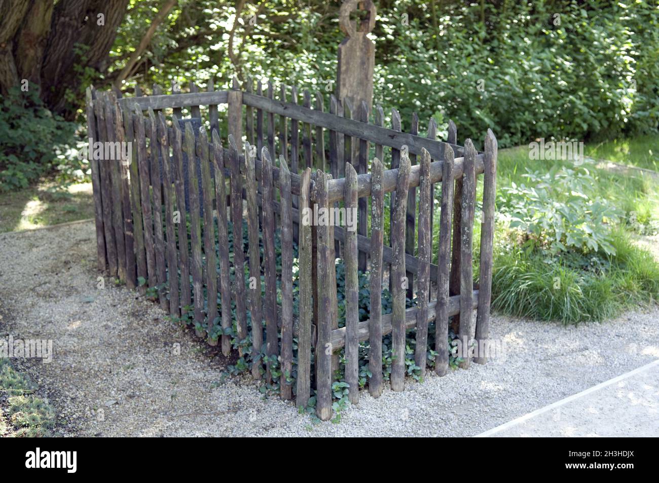 Cemetery fence design hi-res stock photography and images - Alamy