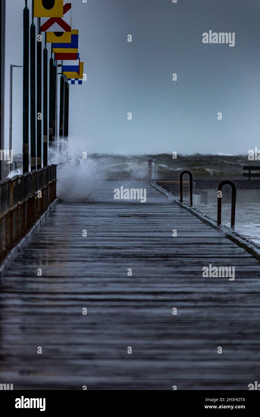 Wave crashing pier hi-res stock photography and images - Alamy