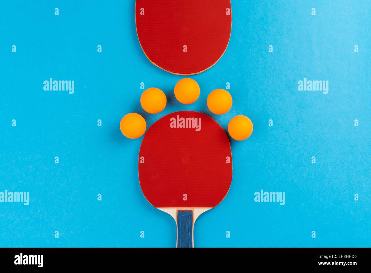 Ping pong racket and ball on blue background Stock Photo - Alamy