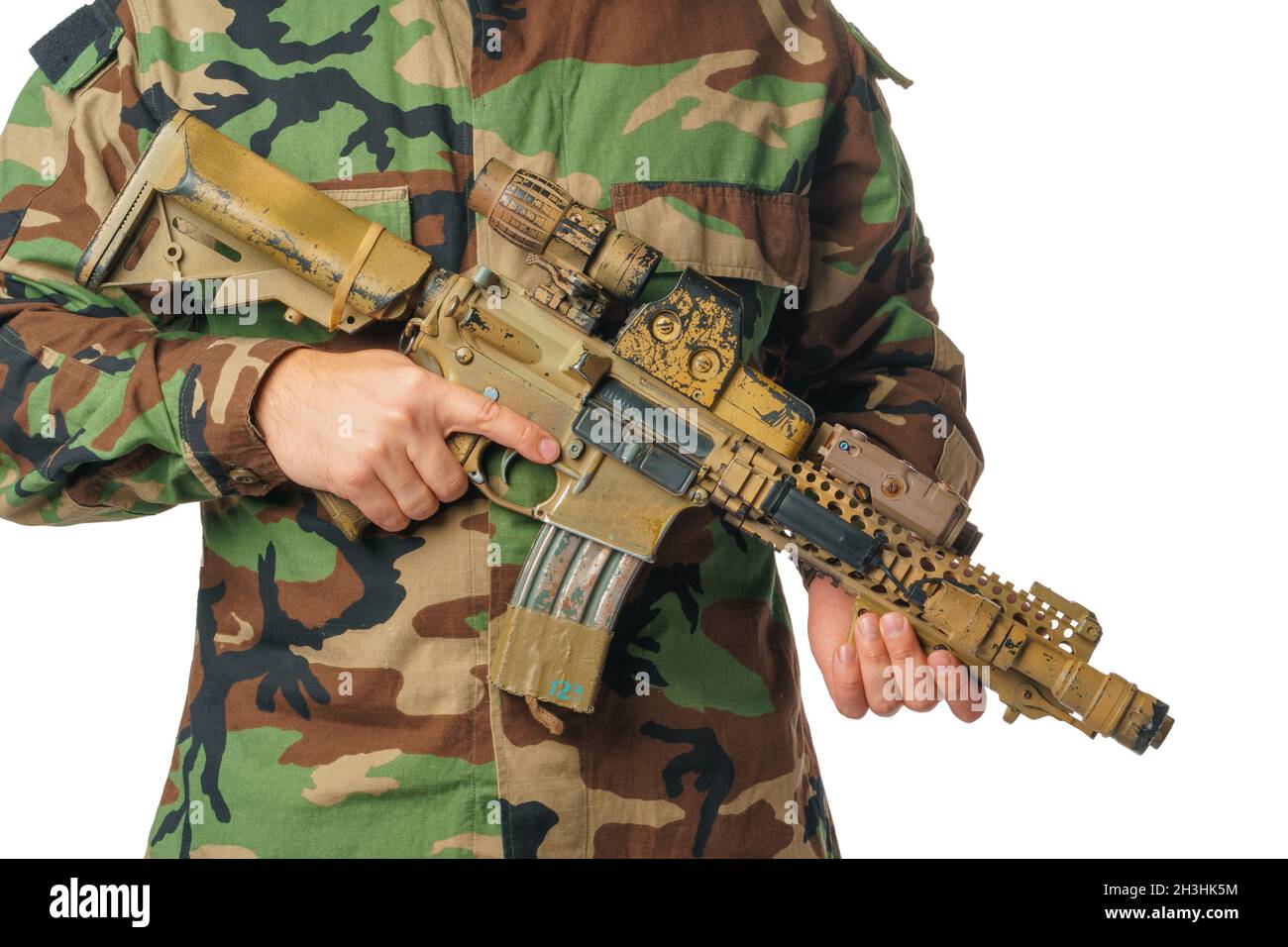 man with airsoft wear and air rifle Stock Photo - Alamy