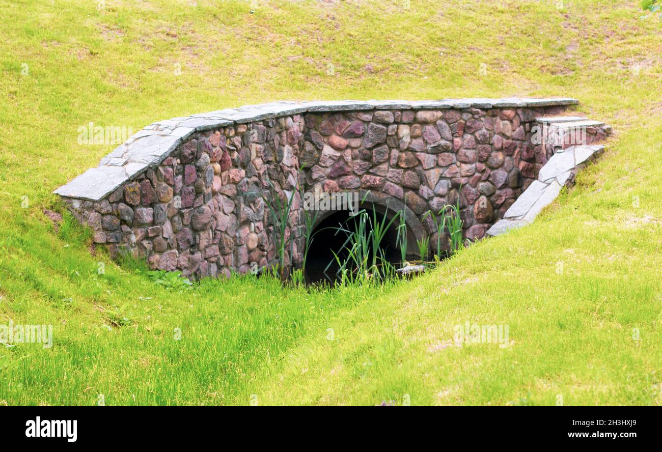 Looking under stone bridge hi-res stock photography and images - Alamy