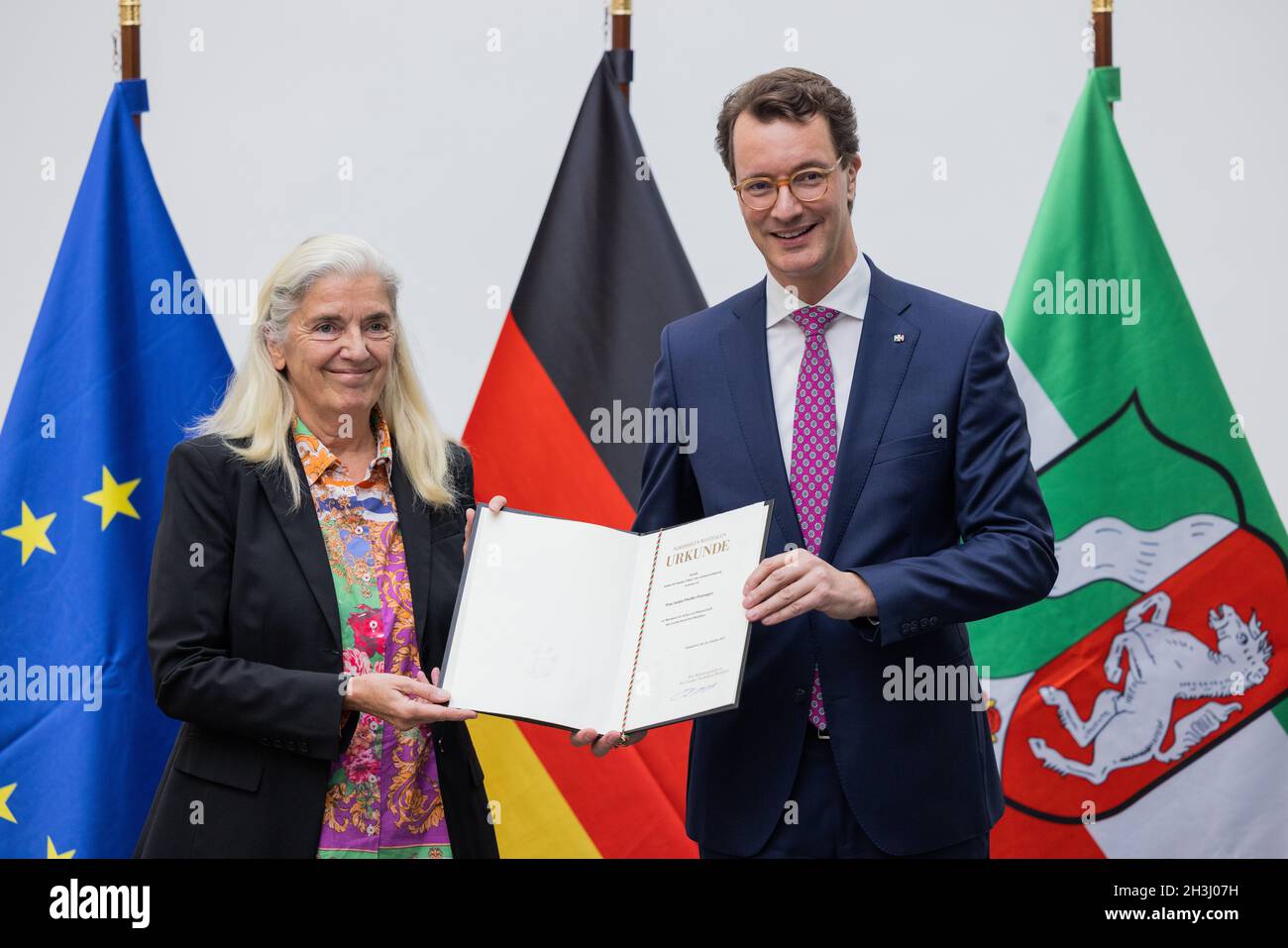 Duesseldorf, Germany. 28th Oct, 2021. Hendrik Wüst (r, CDU), Minister ...