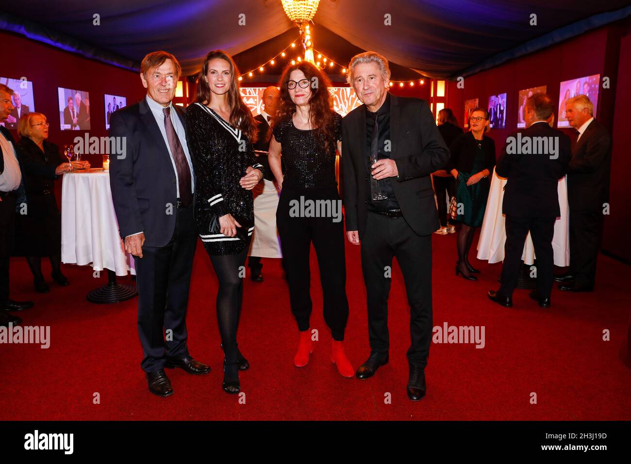 Berlin, Germany. 28th Oct, 2021. Katrin Wrobel (l-r), Klaus Fricke ...