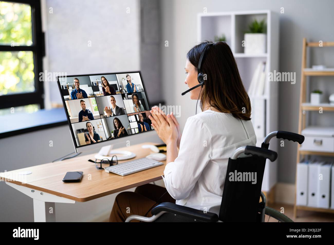 Clapping In Virtual Video Conference Call On Computer Stock Photo - Alamy