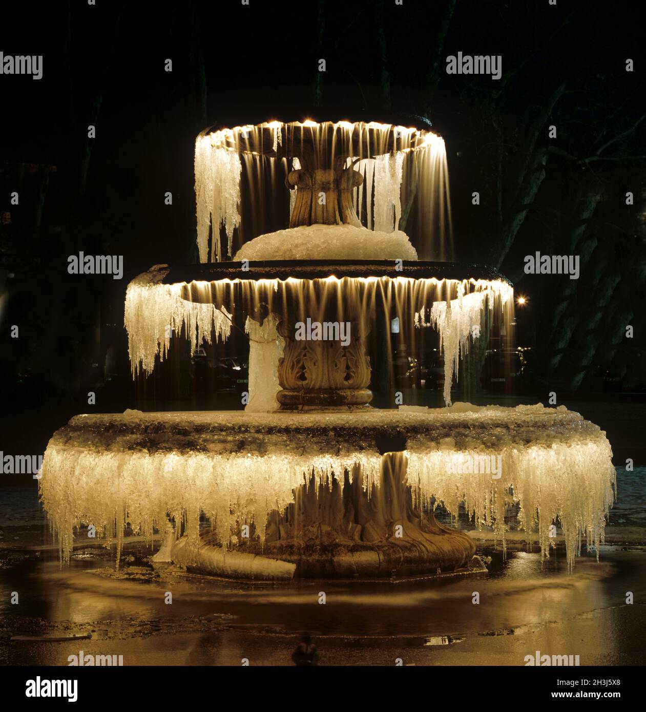 Icy fountain hi-res stock photography and images - Alamy