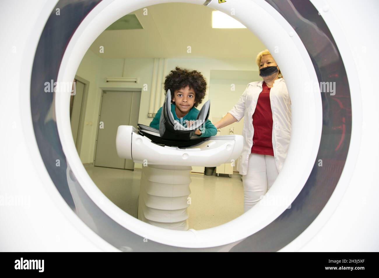 Child mri scanner hi-res stock photography and images - Alamy