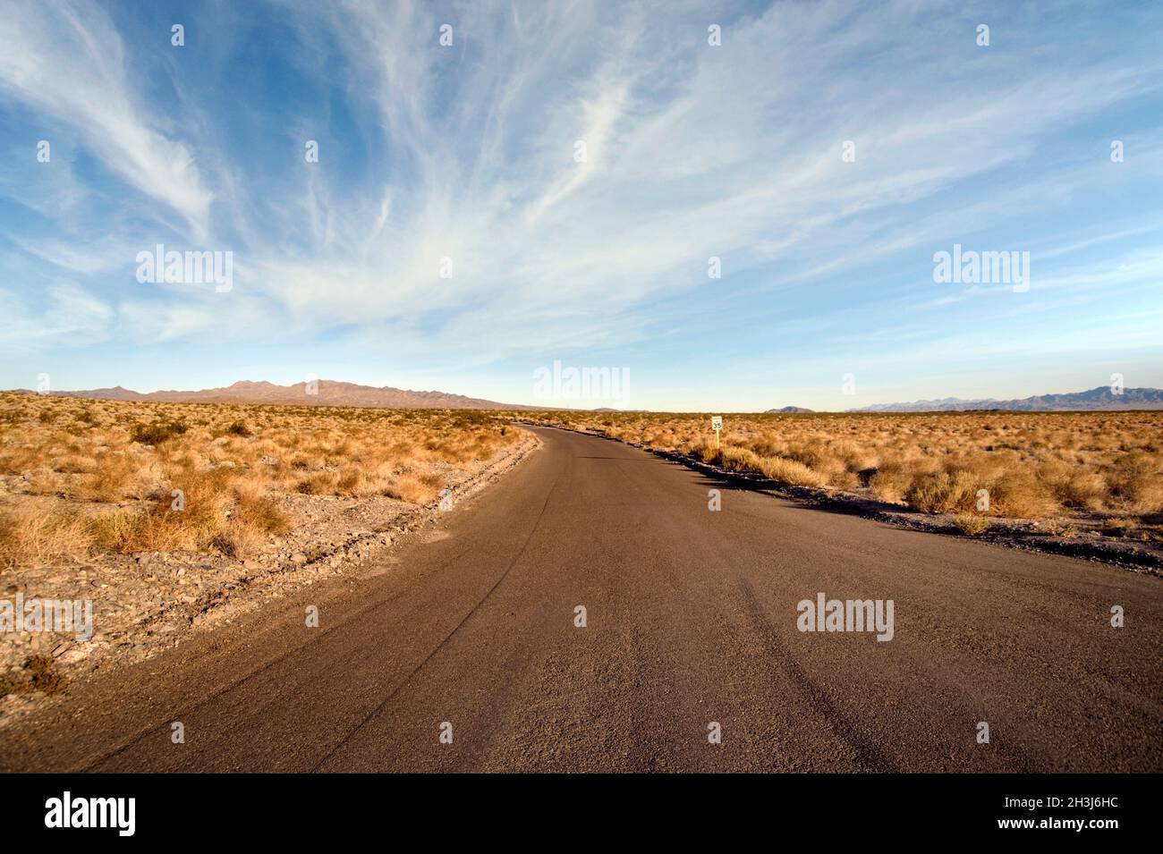Empty Mojave desert highway Stock Photo - Alamy