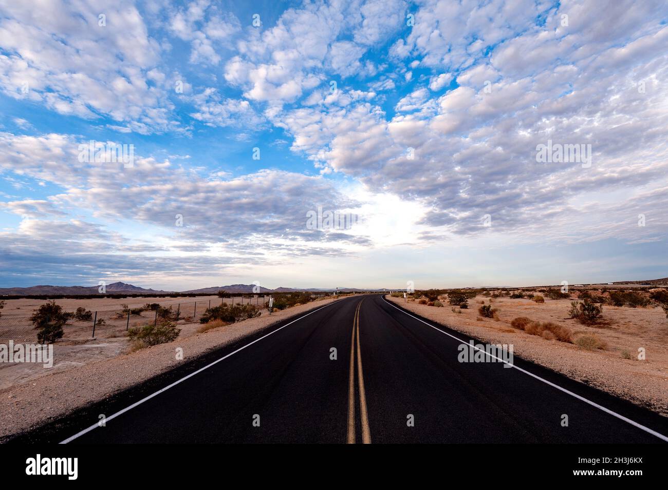 Empty Mojave desert highway Stock Photo - Alamy