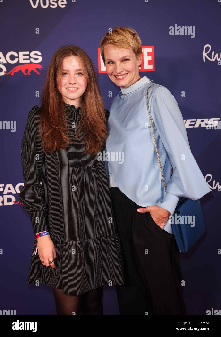 Hamburg, Germany. 28th Oct, 2021. Susann Atwell (TV presenter, r) and ...