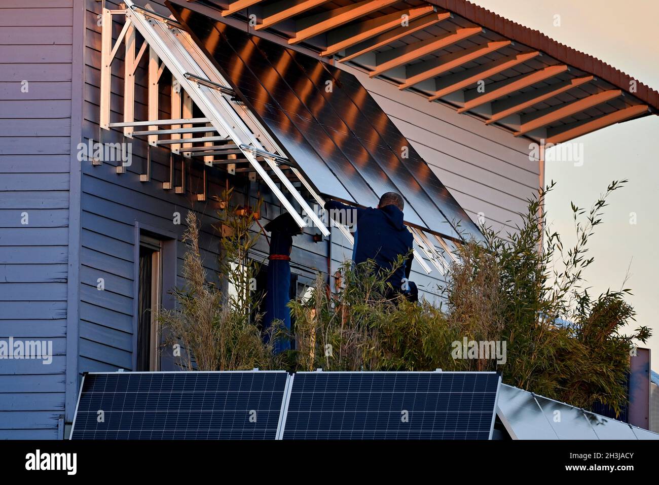 Solar panel fitter house hi-res stock photography and images - Alamy