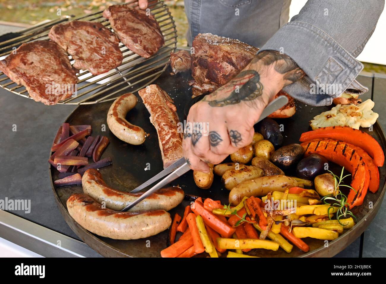 Munich, Deutschland. 28th Oct, 2021. Themed photo grilling. Grilling on ...