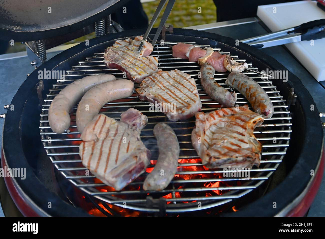 Munich, Deutschland. 28th Oct, 2021. Themed photo grilling. Grilling on ...