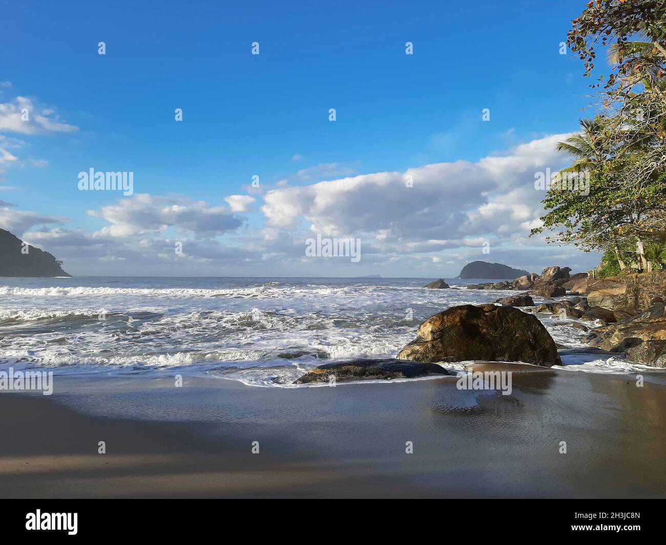 Empty beach view with no people ocean and sea Stock Photo - Alamy