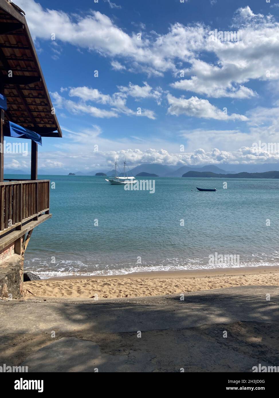 Empty beach view with no people ocean and sea Stock Photo - Alamy